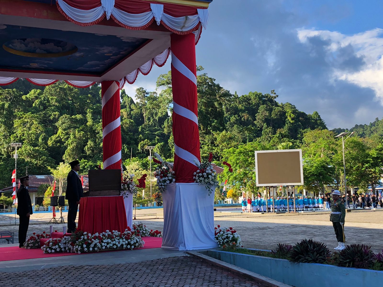 Ketua DPRK Raja Ampat Jadi Inspektur Upacara Penurunan Bendera Merah ...